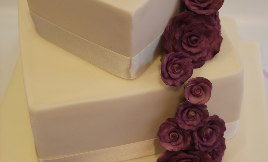 Zoom demonstration - Icing round and square cakes - Cake School